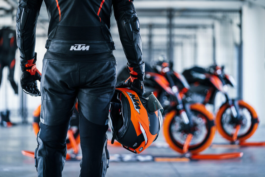 KTM 890 Duke R y 890 Duke GP: más caña naranja