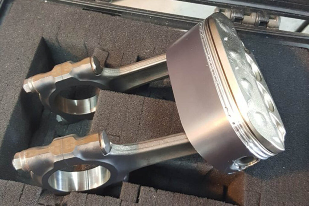 Este vídeo te cuenta la increíble historia del pistón ovalado de Honda