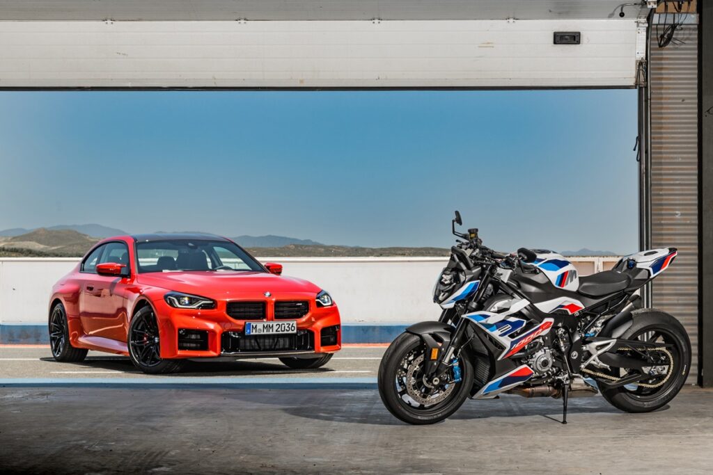 BMW M 1000 R 2023 y BMW M2: deportividad y exclusividad frente a frente
