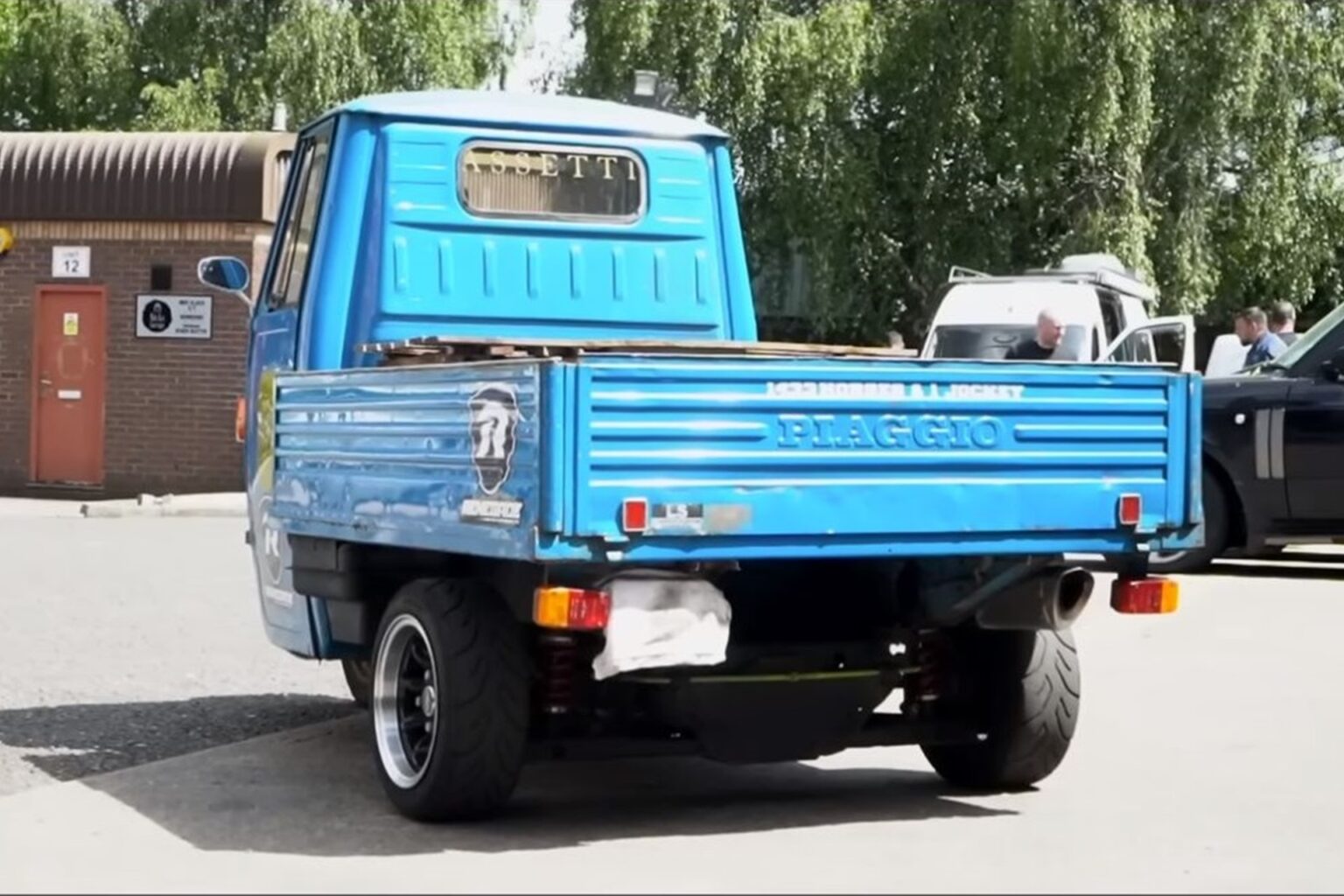 Este Piaggio Ape con motor de Hayabusa supera los 240 km/h y no tiene ...