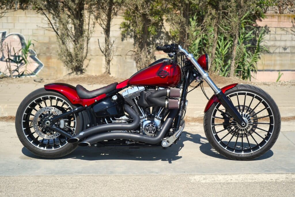 Harley Breakout Candy Red: Llamativa y elegante a partes iguales