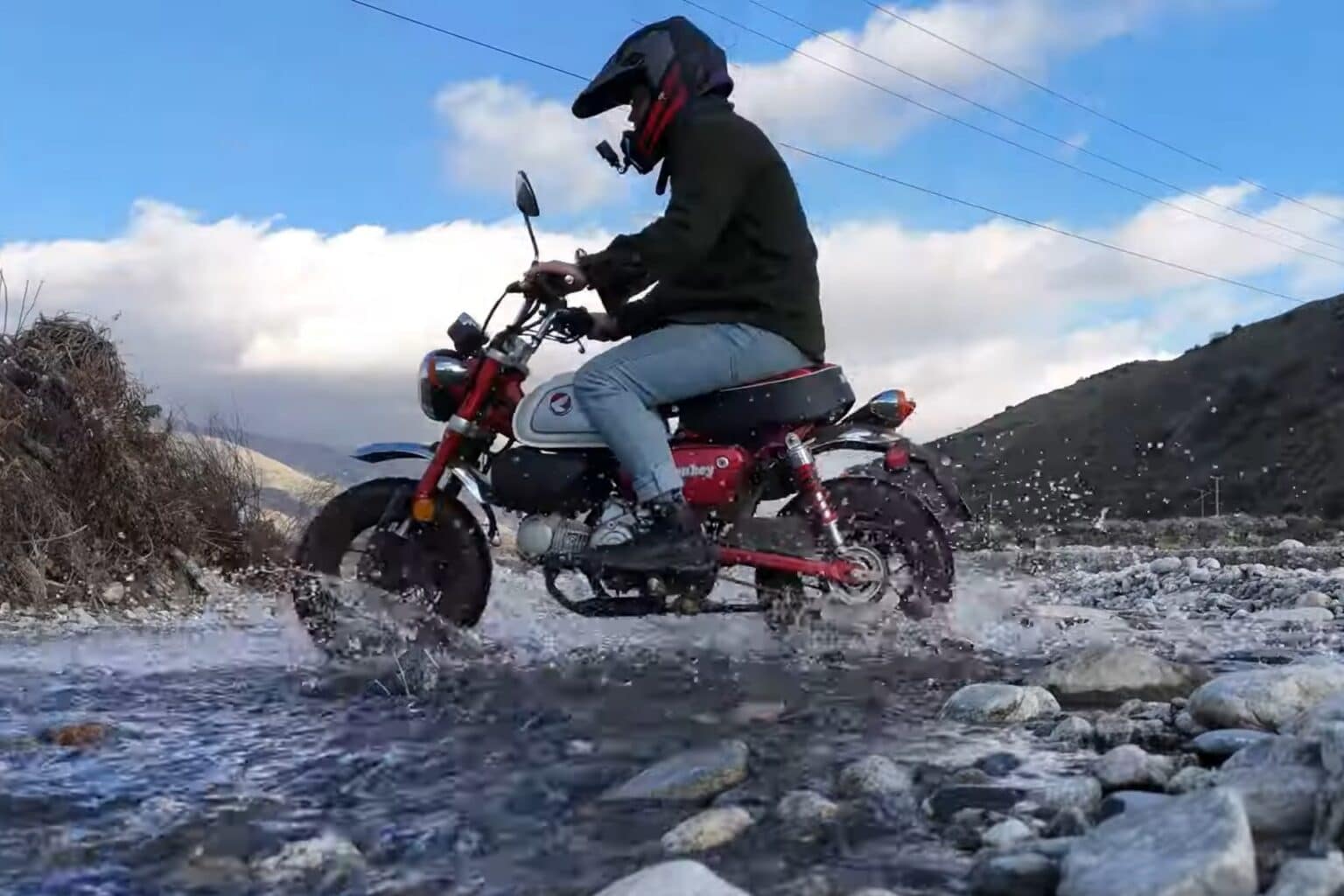 Un mono embarrado puede ser gracioso. Una Honda Monkey haciendo offroad ...