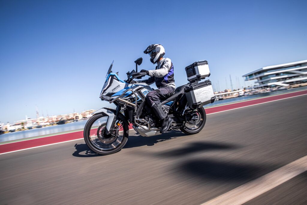 Zontes 703F 2025 - Ficha Técnica, Fotos y Precio