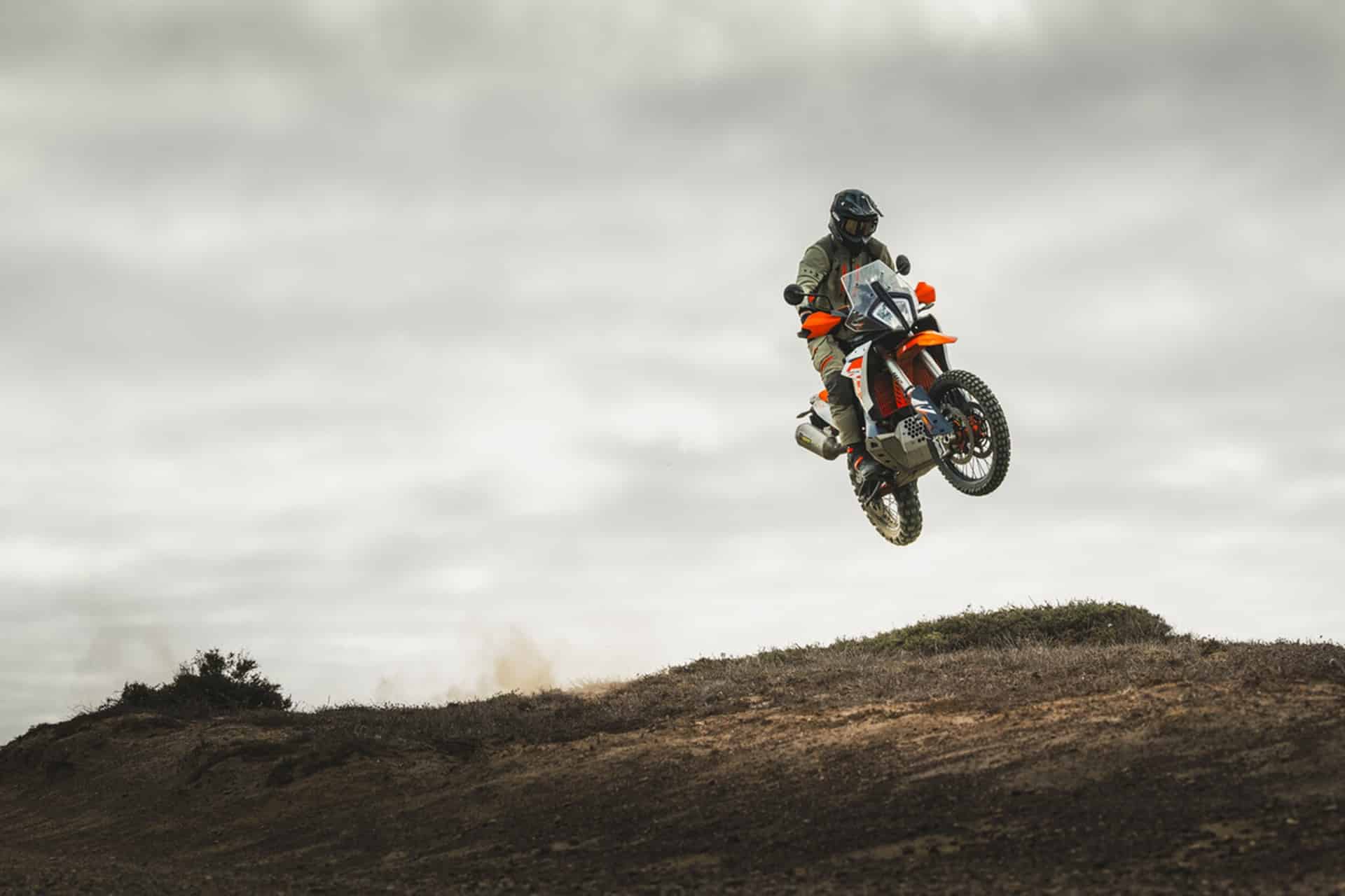No todo son malas noticias. KTM lanza su nueva 890 Adventure R 2025 ...