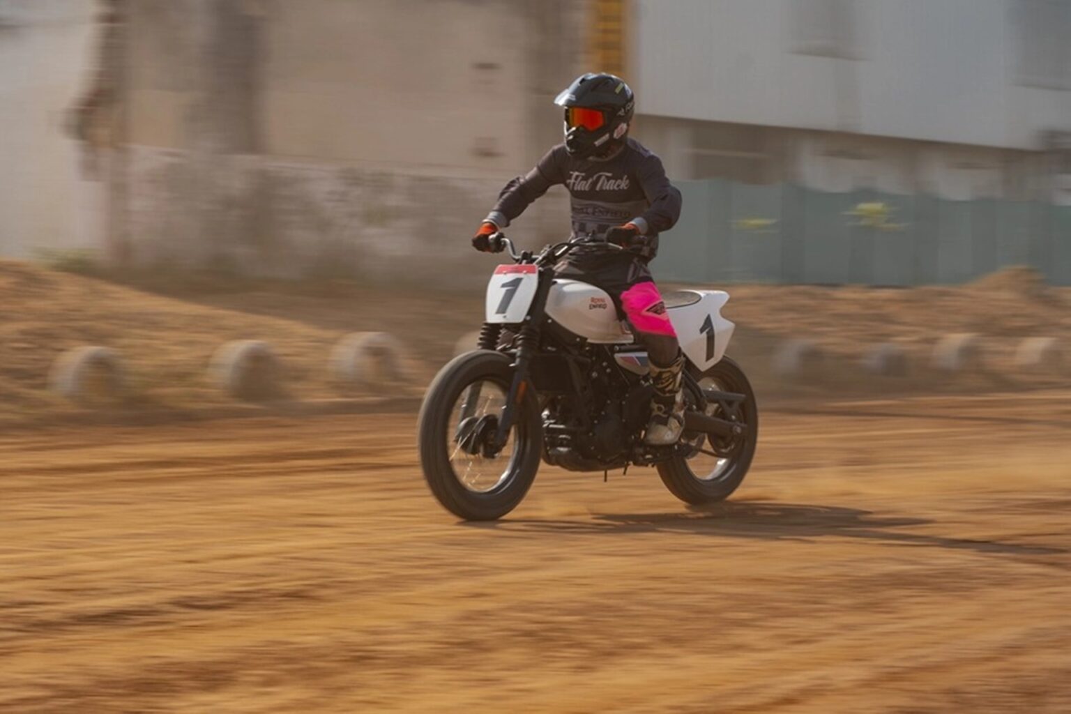 La Royal Enfield FT450 está inspirada en la Guerrilla 450, pero tiene ...