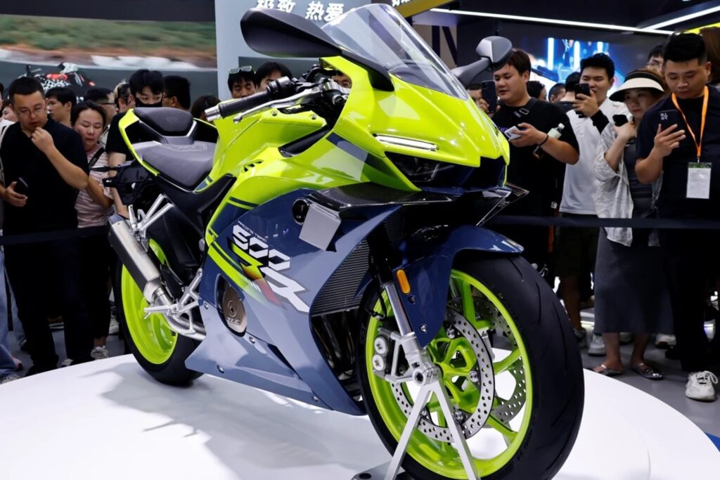 ZXJC ZX-500RR: La nueva rival de la ZX-4RR que se le parece hasta en el color...