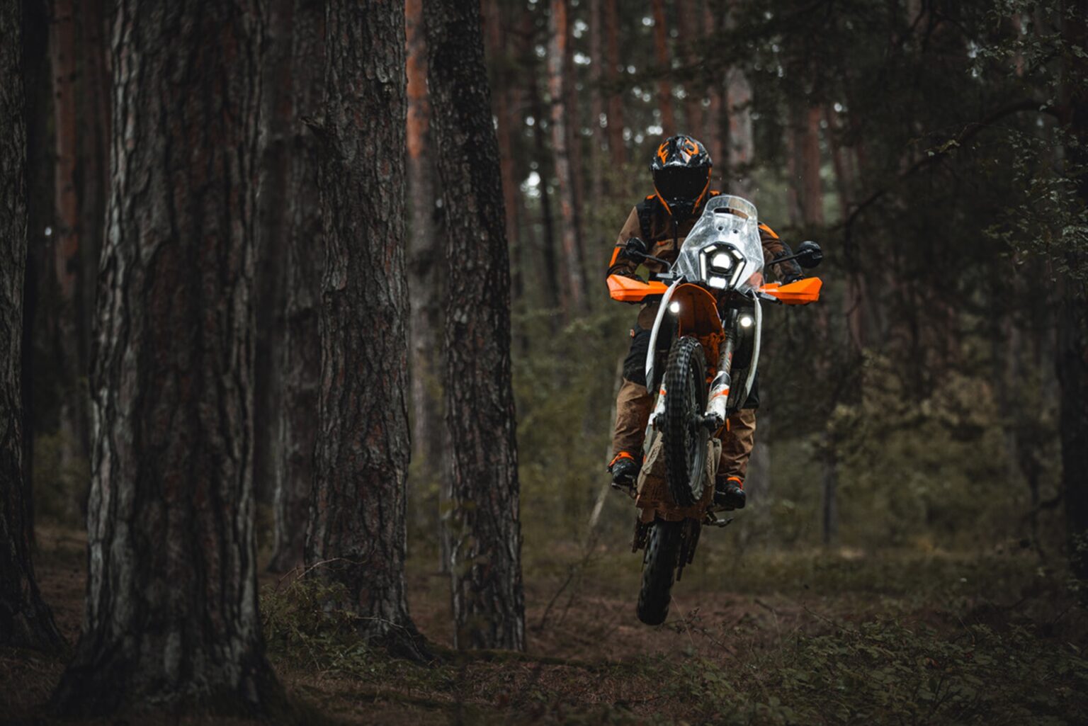 KTM va a por todas. Su oferta "Offroad Travel" añade dos versiones en ...