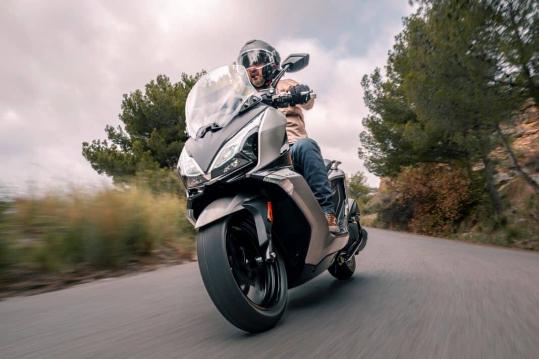 Suzuki Burgman 400 2026 - Ficha Técnica, Fotos y Precio