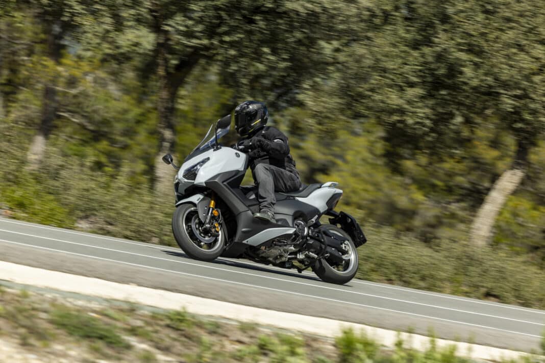 Prueba Yamaha T-Max Tech Max 2025