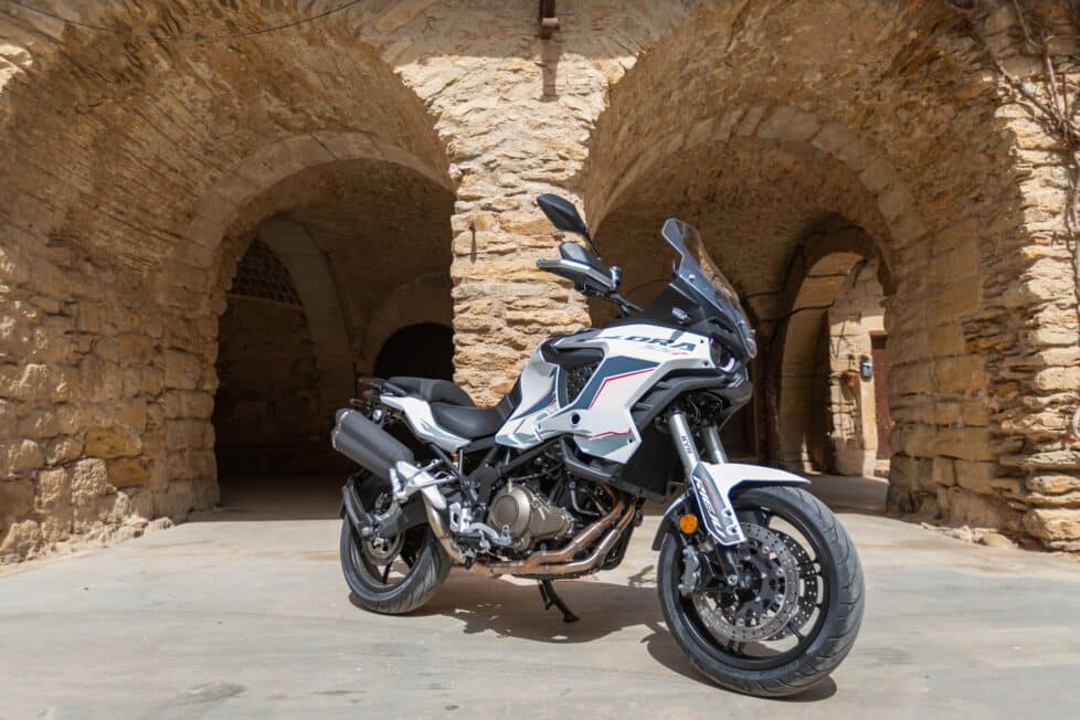 La Rieju NKX 125 promete devolver la emoción a las motos de 125: alma ...