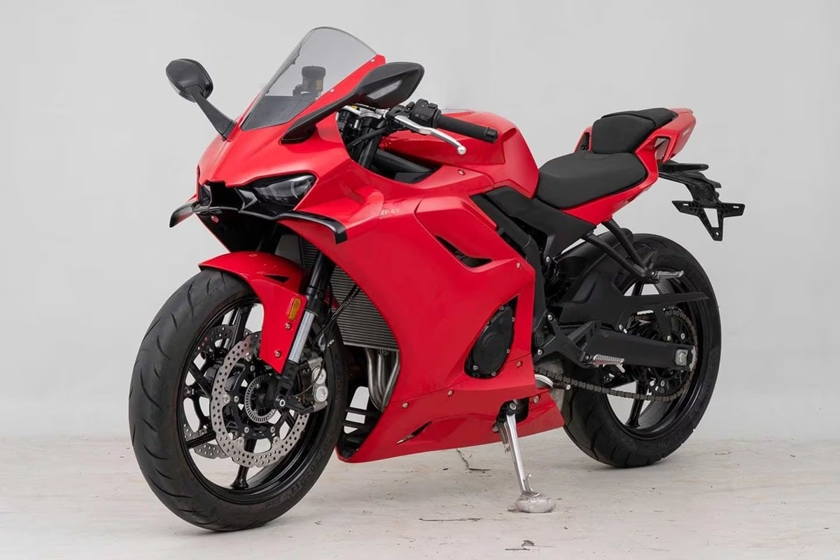 Tiene 70 CV, pesa poco, parece italiana y podría costar la mitad. Se filtra la nueva Kove 450RR