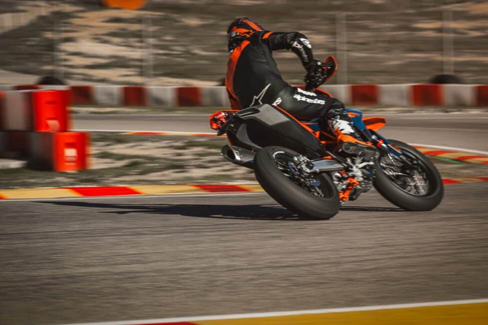 KTM presenta oficialmente sus nuevas 690 Enduro R y 690 SMC R 2026