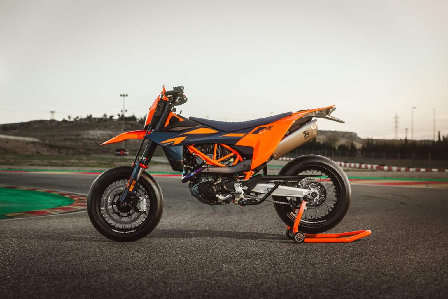 KTM presenta oficialmente sus nuevas 690 Enduro R y 690 SMC R 2026