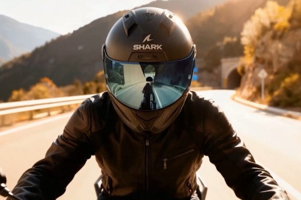 Shark lanza Irid, la visera que se oscurece de forma instantánea y ...
