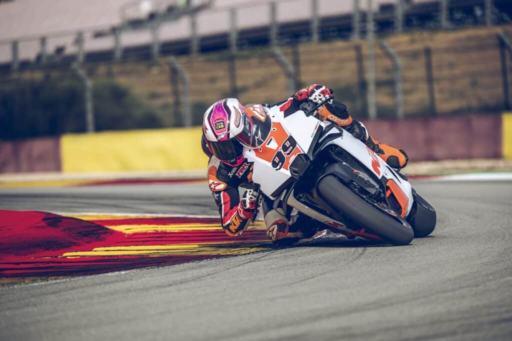 KTM presenta su nueva y radical 990 RC R Track, la versión pistera de ...